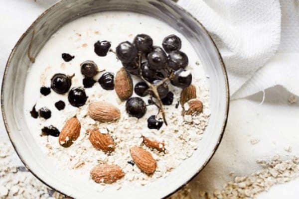 Desayuno de yogur con uvas a la plancha y almendras - Recetags