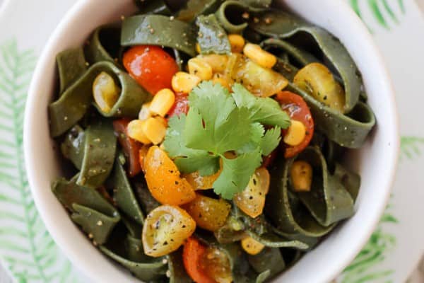 Pasta de spirulina con tomates macerados - Recetags
