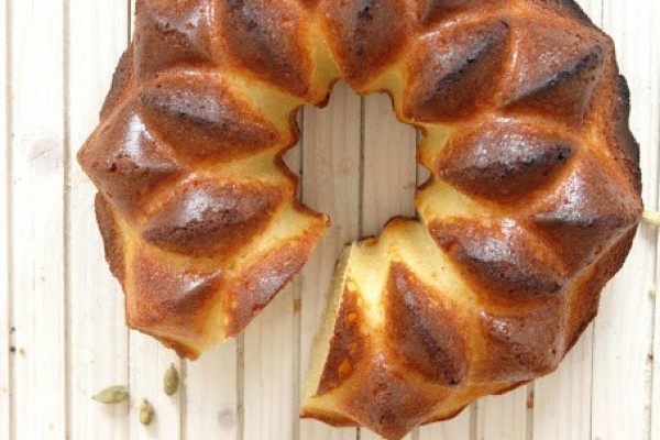 Bundt cake de requesón, naranja y cardamomo - Recetags