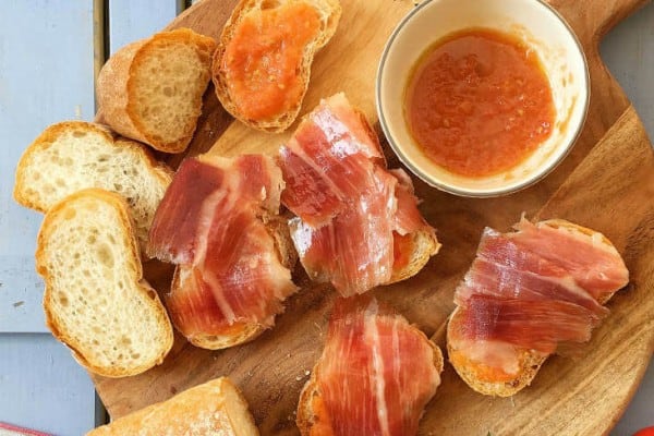 Tostadas de pan, con tomate rallado y jamón serrano - Recetags