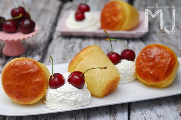 Babá al ron con nata montada y cerezas - Recetags