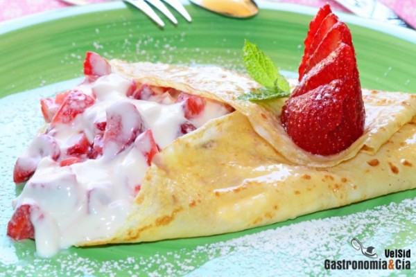 Crêpes rellenos de fresas y mascarpone - Recetags