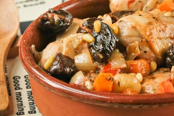Pollo con ciruelas y piñones - Recetags