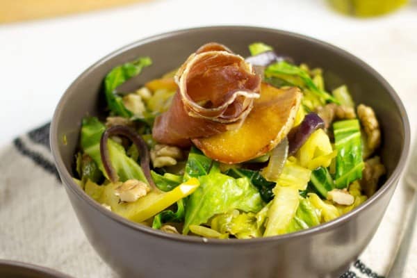 Repollo salteado con manzanas y nueces - Recetags