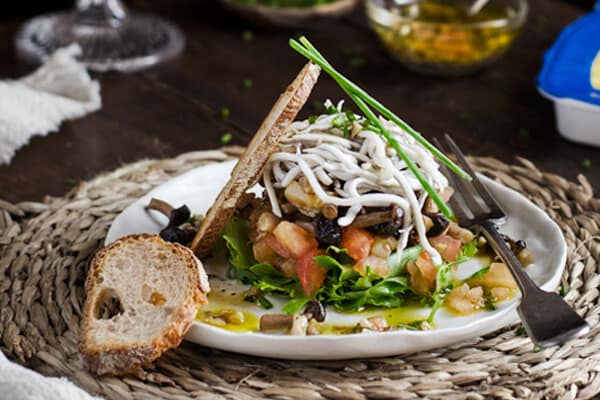 Ensalada de setas confitadas y gulas - Recetags