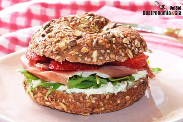 Bagel con jamón serrano y fresas - Recetags